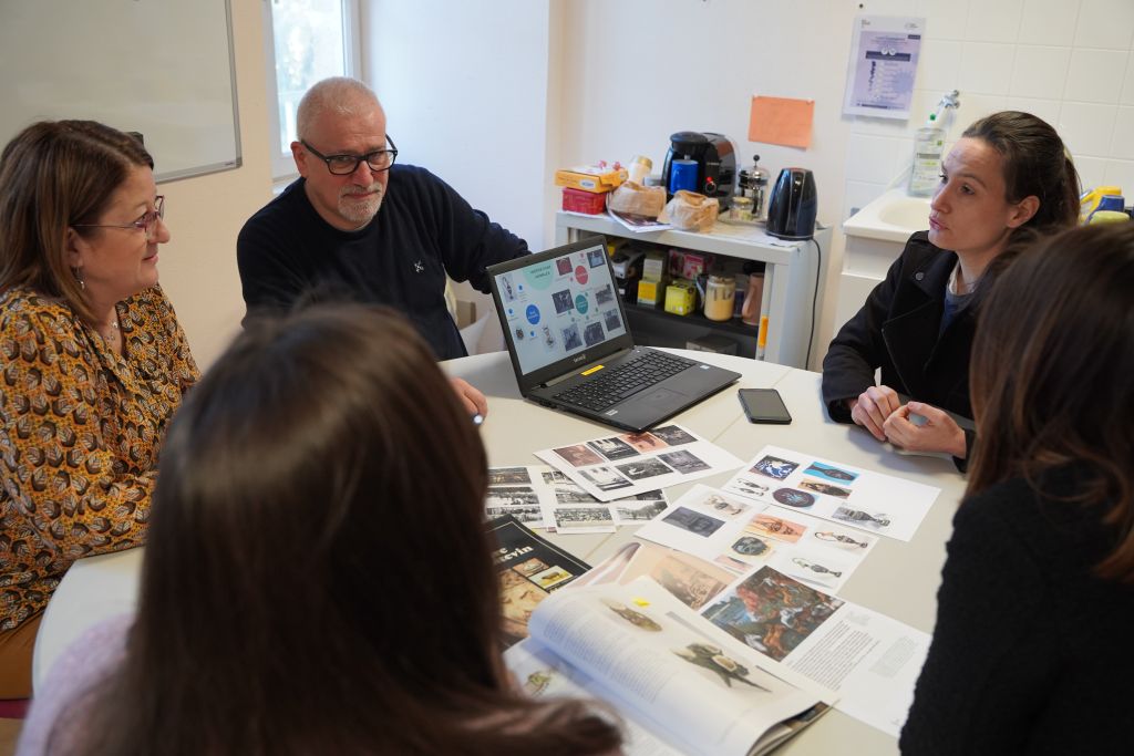 Une exposition au musée : l’équipe à pied d’oeuvre - Ville de Parthenay